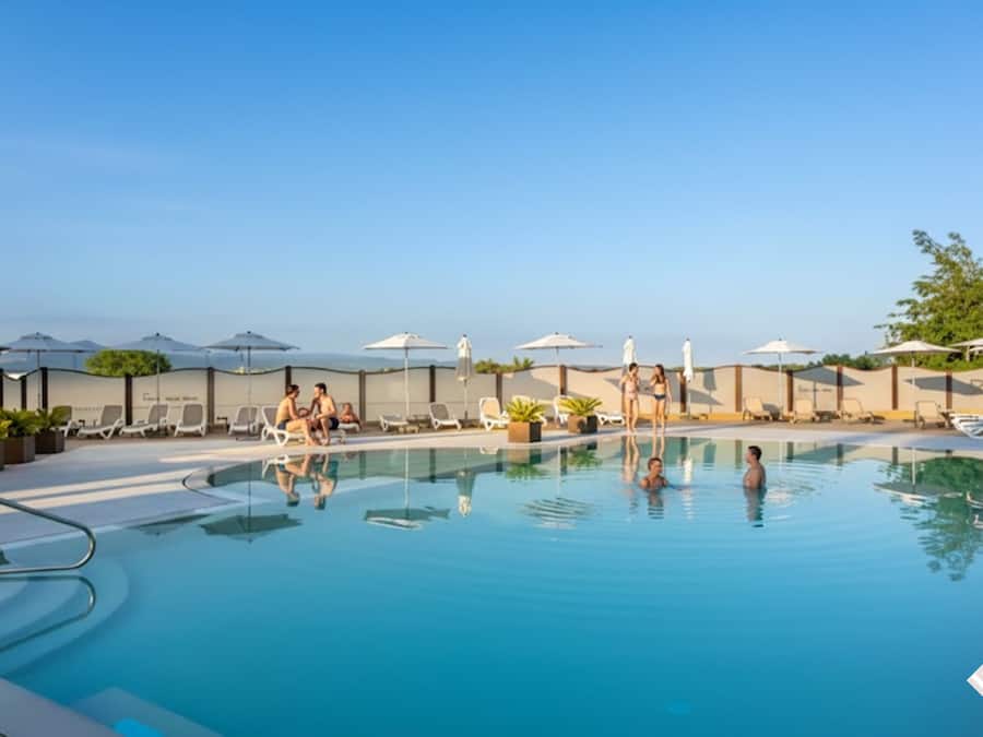 Piscina externa sazonal, funciona das 10h às 19h, guarda-sóis