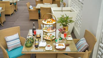 Pequeno-almoço tipo buffet diário (650 INR por pessoa)