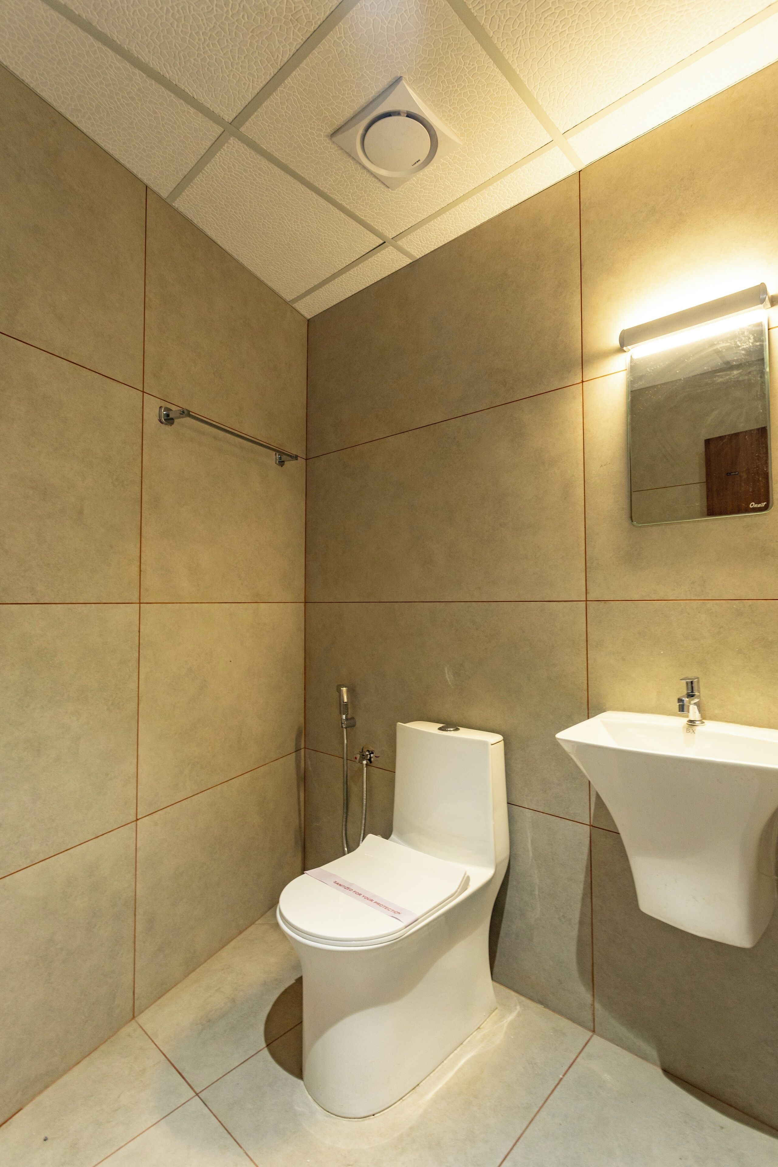 Chuveiro, toalhas de banho, sabonete 