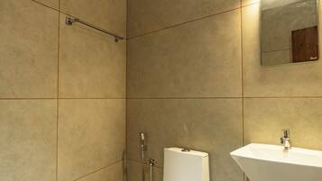 Chuveiro, toalhas de banho, sabonete