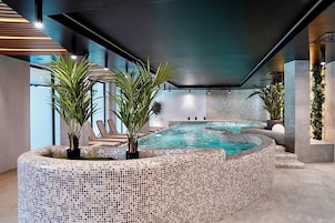 Piscina interna, piscina externa sazonal