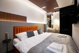 Suíte júnior, 1 cama Queen e sofá-cama | Individualmente decorados, individualmente mobiliados