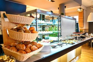 Café da manhã com buffet todos os dias mediante uma taxa