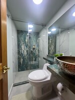 Suíte estúdio família, vista para a piscina | Banheiro | Chuveiro, toalhas de banho, sabonete, shampoo