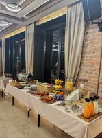 Pequeno-almoço tipo buffet diário (40 RON por pessoa) 