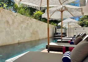 Piscina exterior, guarda-sóis, espreguiçadeiras
