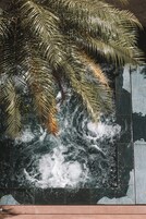 Piscina exterior, guarda-sóis, espreguiçadeiras