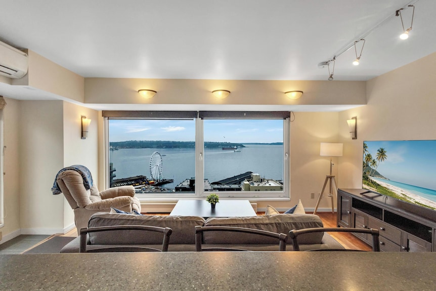 Modern 2 Brdm Condo With Gym, Pool & Free Parking - Seattle, WA