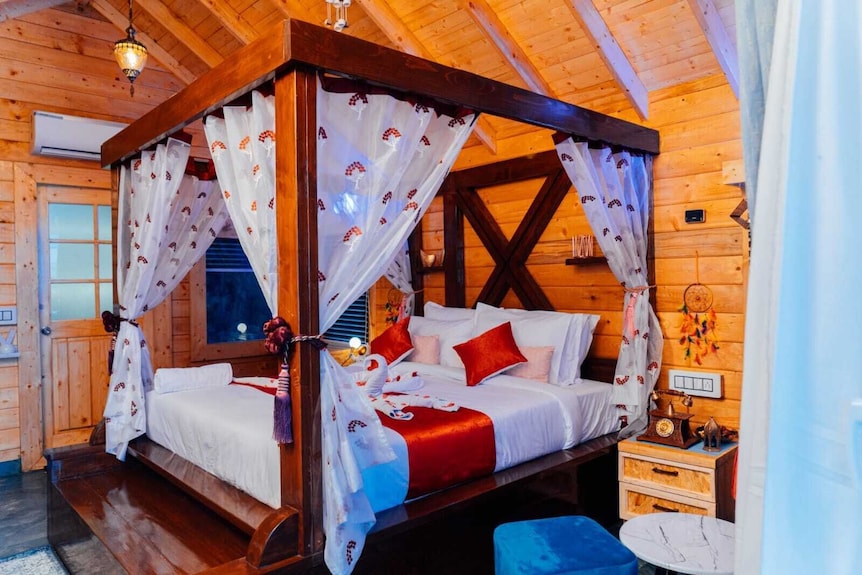 Lovely Hawk Wooden Cottages - Nature, Comfort, And Jacuzzi Bliss For Two. - Hyderabad