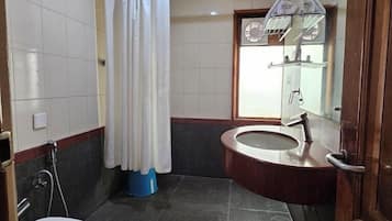 Quarto Individual Executivo | Casa de banho | Artigos de higiene pessoal grátis, sabão, champô, papel higiénico