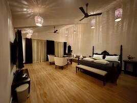 Quarto de Luxo, 1 cama king-size e sofá-cama, vista para a colina | Lençóis de algodão egípcio, roupa de alta qualidade, edredões de penas 