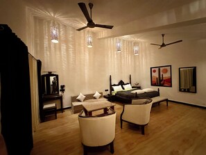 Quarto de Luxo, 1 cama king-size e sofá-cama, vista para a colina | Lençóis de algodão egípcio, roupa de alta qualidade, edredões de penas 