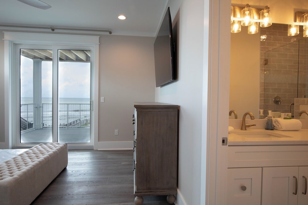 Brand new GULF FRONT, elevator, private pool and beach access, pets ...