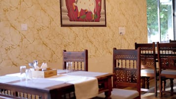Café da manhã (INR 300 por pessoa)