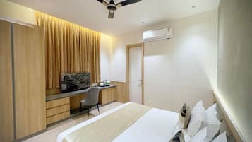 Quarto Duplo Deluxe, 1 cama de casal, não fumadores, Vista para a cidade | 3 quartos, cofre com capacidade para portátil, secretária