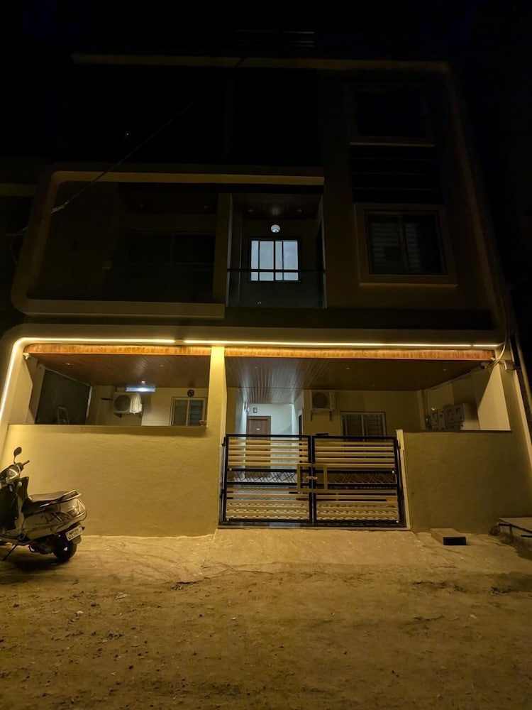 The Cozy Stay - Indore