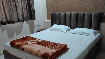 Quarto Duplo Deluxe, varanda, Vista para a cidade | Cofre no quarto, secretária