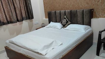 Quarto casal luxo, sacada, vista para a cidade | Cofres nos quartos, escrivaninha, espaço de trabalho para notebook