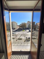 Quarto Deluxe, varanda | Minibar, cofre no quarto, secretária, cortinas/cortinados opacos 