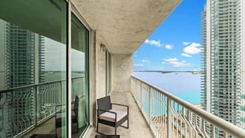 Apartamento em Condomínio Fechado, 2 quartos, varanda, Vista para a cidade | Varanda