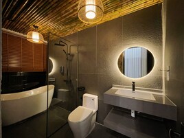 Quarto casal superluxo, vista para o jardim | Banheiro | Chuveiro, produtos de toalete grátis, secador de cabelo, chinelos