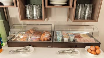 Café da manhã com buffet grátis todos os dias