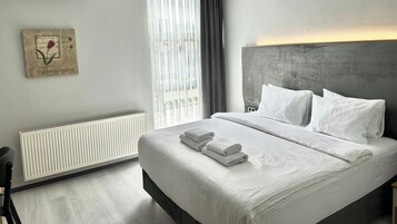 Quarto Duplo ou Twin Standard, Vista para a cidade | Secretária, Wi-fi grátis 