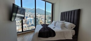 Suíte com design assinado, sacada, vista para a montanha | Escrivaninha, espaço de trabalho para notebook, cortinas blackout