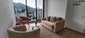 Apartamento família, vista para a montanha | Área de estar