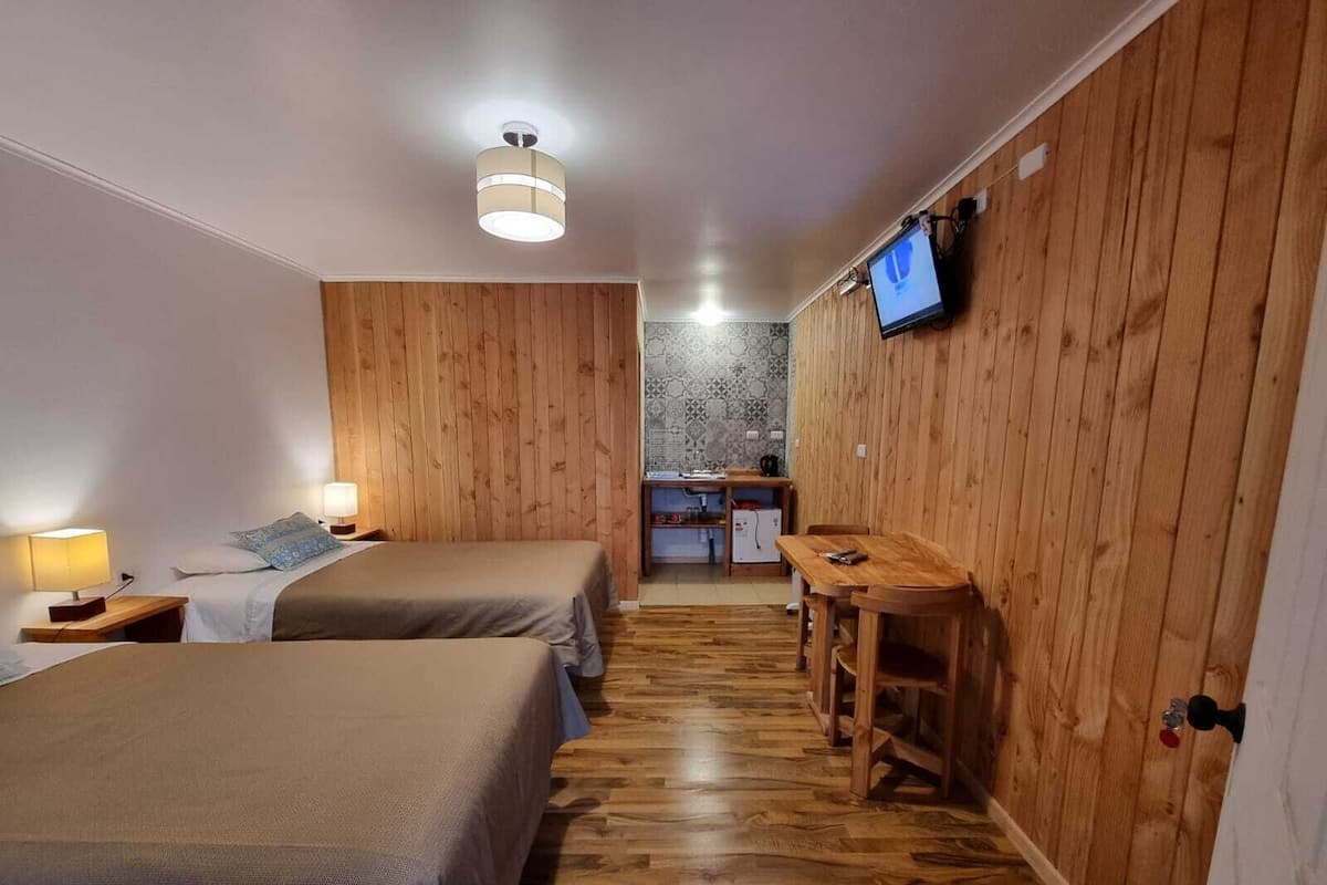 Quarto Twin, vista para o jardim | Minibar, secretária adequada para computadores portáteis