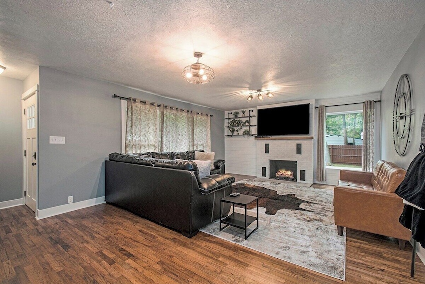 Sunset Point: Spacious 4-bedroom House In Elkhart With Wifi, Ac, Swim Spa - Elkhart, IN