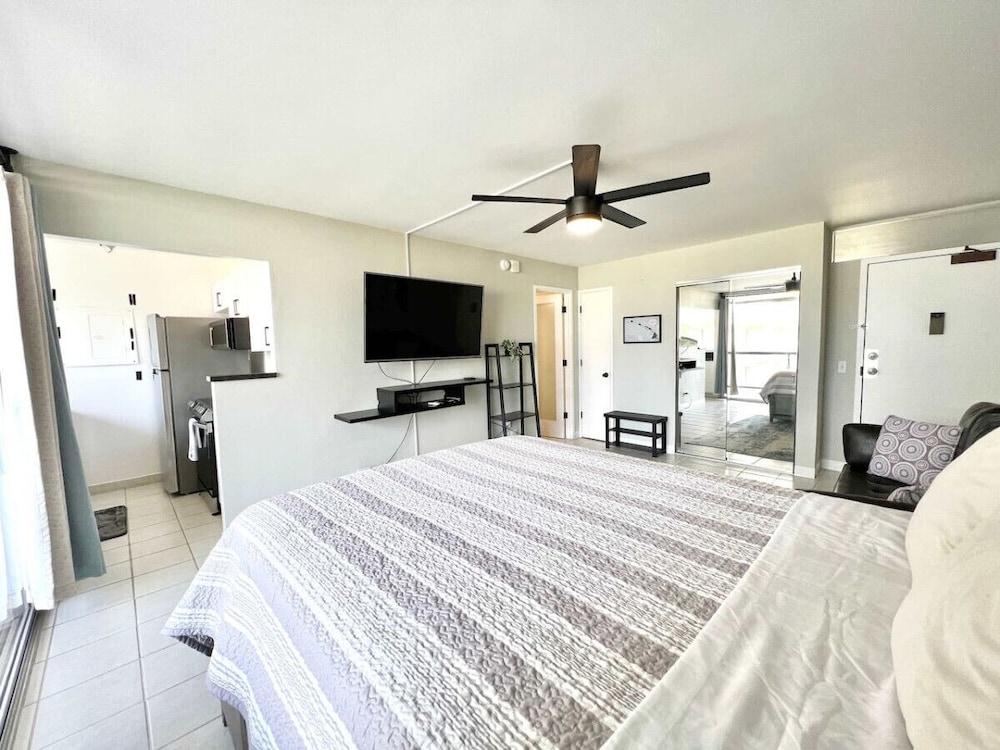 Cozy & Affordable Seaside Studio w/ Parking - Honolulu | Vrbo