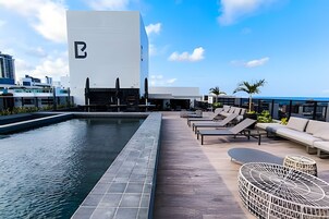 2 piscinas exteriores, espreguiçadeiras 