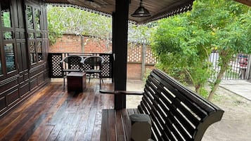 Quarto Deluxe, casa de banho privativa, vista para o jardim | Terraço/pátio interior