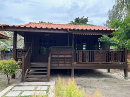 Quarto Deluxe, casa de banho privativa, vista para o jardim | Secretária, secretária adequada para computadores portáteis 