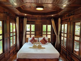 Quarto Deluxe, casa de banho privativa, vista para o jardim | Secretária, secretária adequada para computadores portáteis 