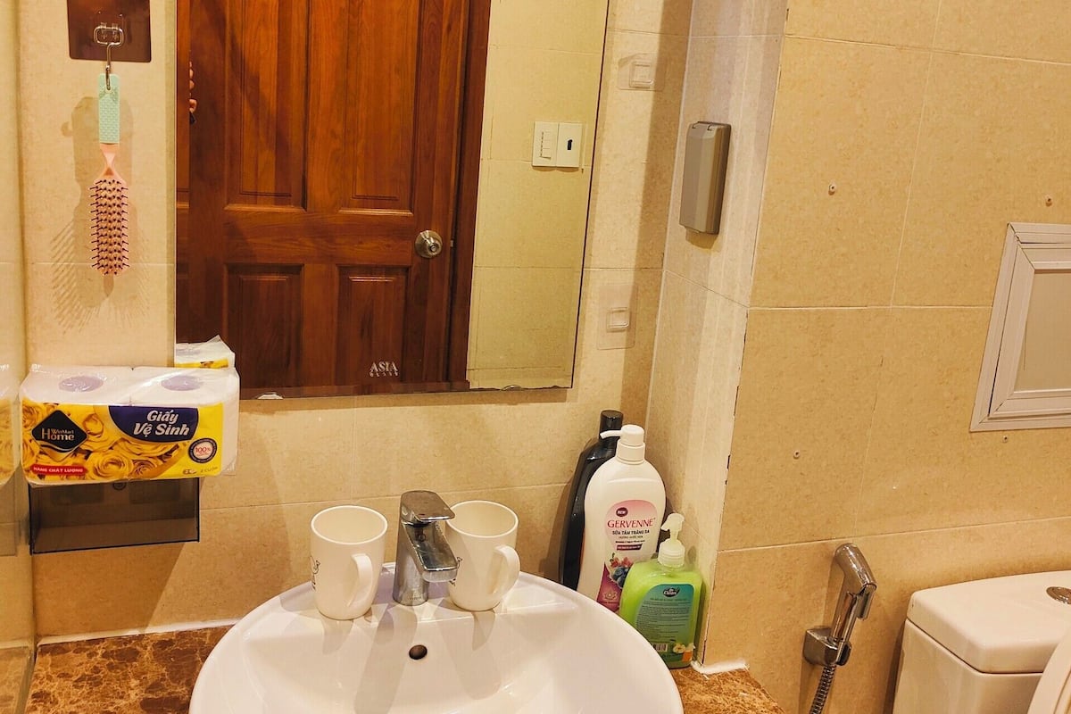 Apartamento básico, vista para a cidade | Banheiro | Chuveiro, produtos de toalete grátis, secador de cabelo