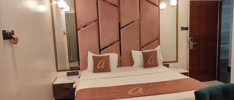 Quarto moderno com uma cama grande, um ventilador de teto, uma porta de madeira e um espelho.