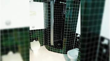 Apartamento, 2 quartos, para fumantes, varanda | Banheiro
