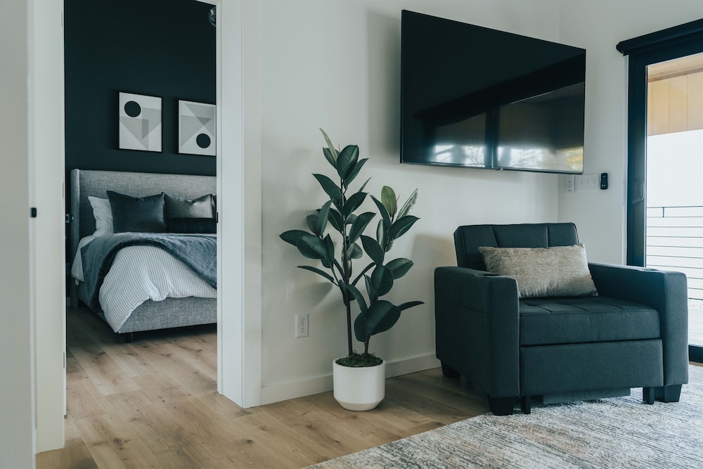 Unparallel Views, Modern Luxury, Hot Tub, Ultimate Getaway! - Monkey ...