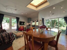 Apartamento conforto | Área de estar | TV de tela plana 80 cm com canais a cabo