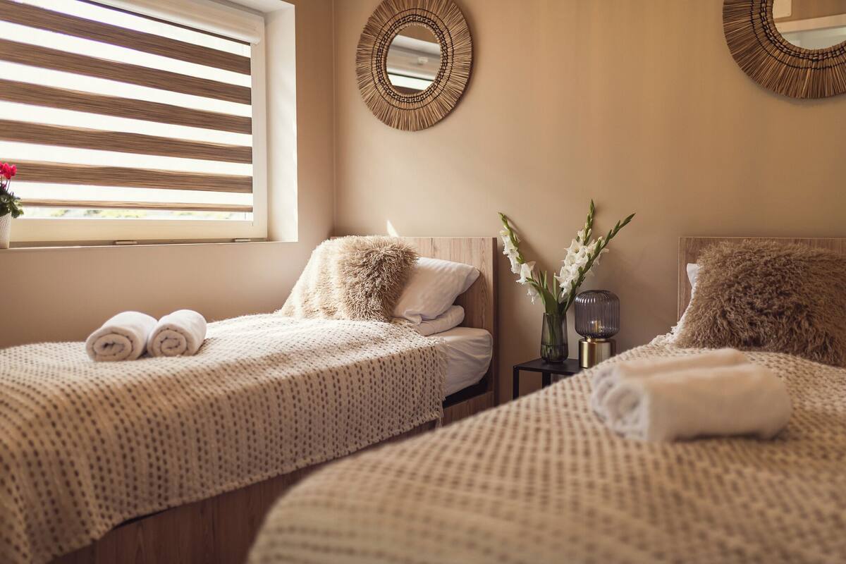 Chalé Deluxe, vista para o jardim, mezanino | 2 quartos, secretária, cortinas/cortinados opacos 