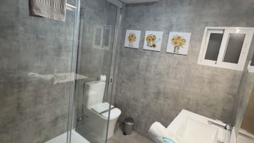 Apartamento Superior, pátio | Casa de banho | Um polibã, um secador de cabelo, chinelos, toalhas fornecidas