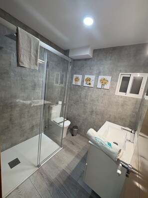 Apartamento superior, varanda | Banheiro | Chuveiro, secador de cabelo, chinelos, toalhas de banho