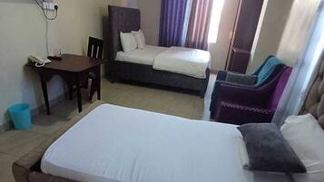 Quarto Duplo ou Twin Deluxe, várias camas, Vista para a cidade | Camas extra