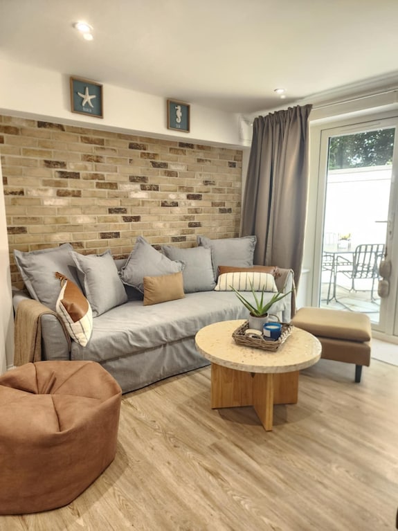 Seashell Retreat- Brand New Terrace Apartment Minutes Away From Beach - Bournemouth