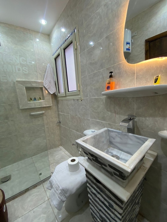 Charming 3-bedroom Bed & Breakfast In Fantastic Giza Governorate With Wifi, Ac - Egypt