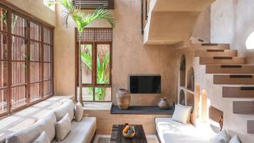 Villa Júnior, vista para a piscina | Sala de estar | Televisor de ecrã plano de 50 polegadas com canais por cabo