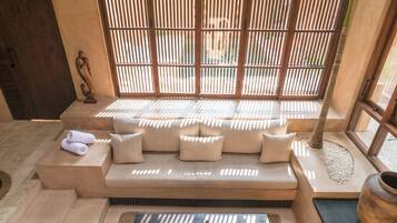 Villa Júnior, vista para a piscina | Sala de estar | Televisor de ecrã plano de 50 polegadas com canais por cabo