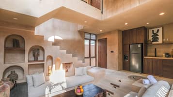 Villa Júnior, vista para a piscina | Sala de estar | Televisor de ecrã plano de 50 polegadas com canais por cabo